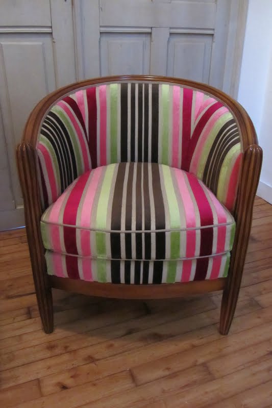 Des fleurs et des rayures , une paire de fauteuils mais deux ambiances ...